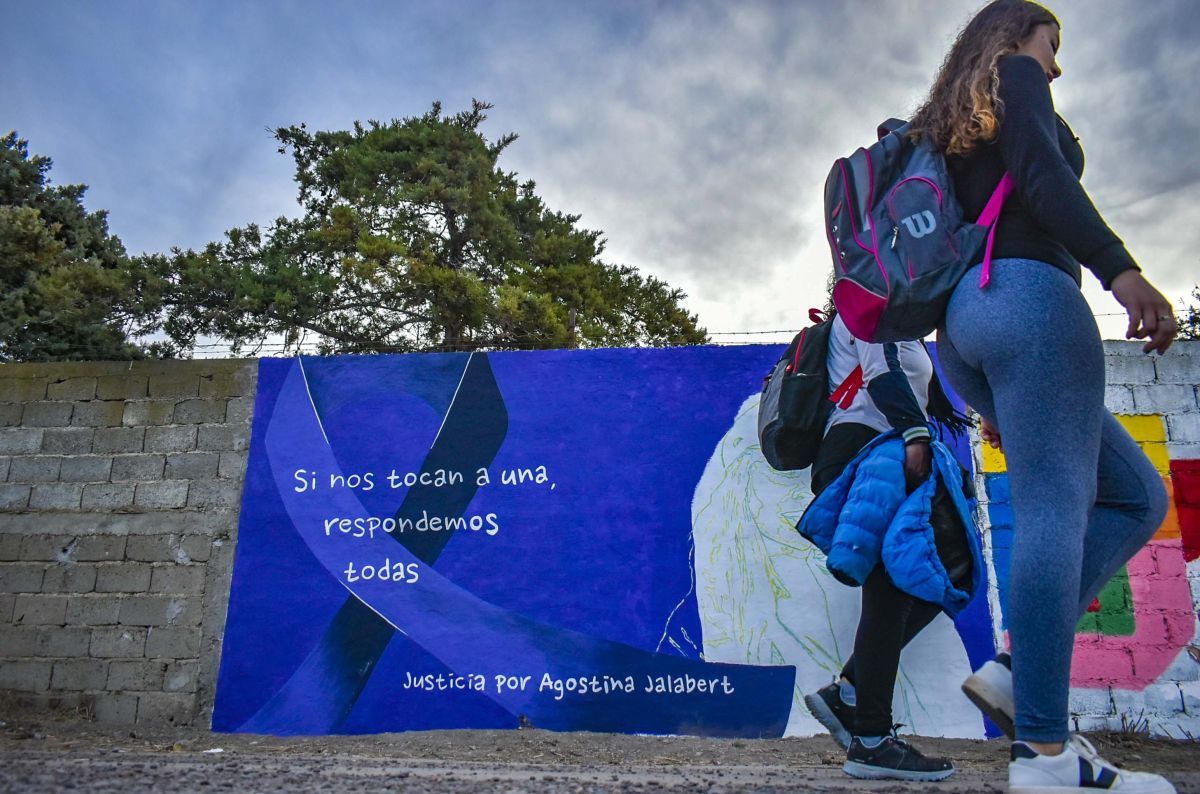 Mujeres Autoconvocadas Pintan Un Mural En Memoria De Agostina Jalabert