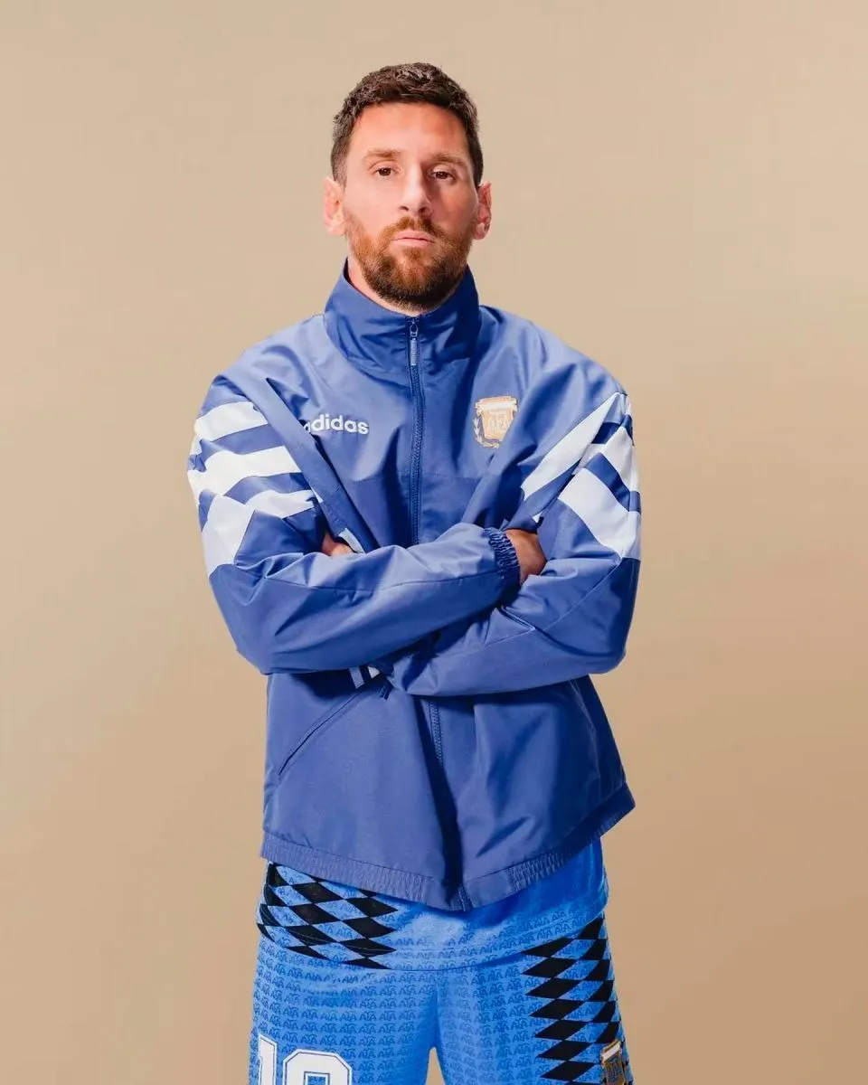 Mirá la nueva colección de indumentaria retro que presentó la Selección ...