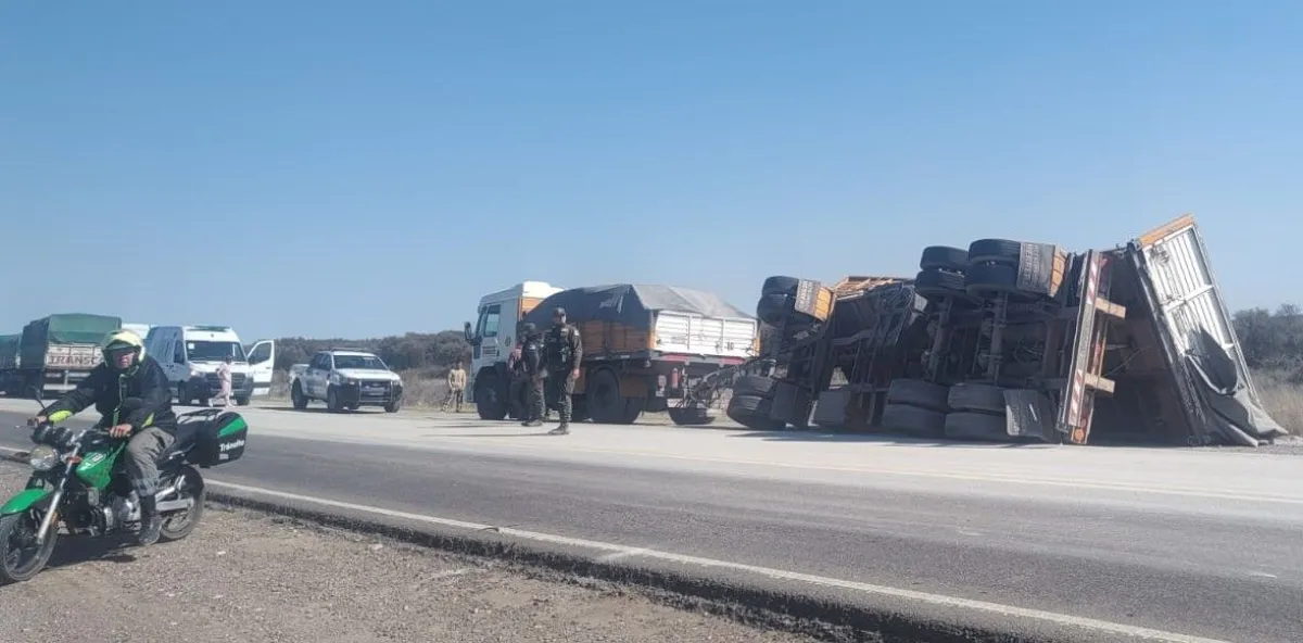 Perdió el control del camión, volcó el acoplado y el cemento quedó ...