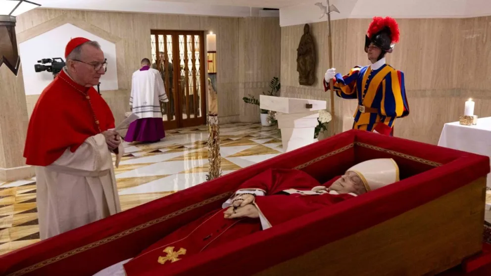VIDEO. Primeras imágenes del papa Francisco en su féretro: el funeral ...