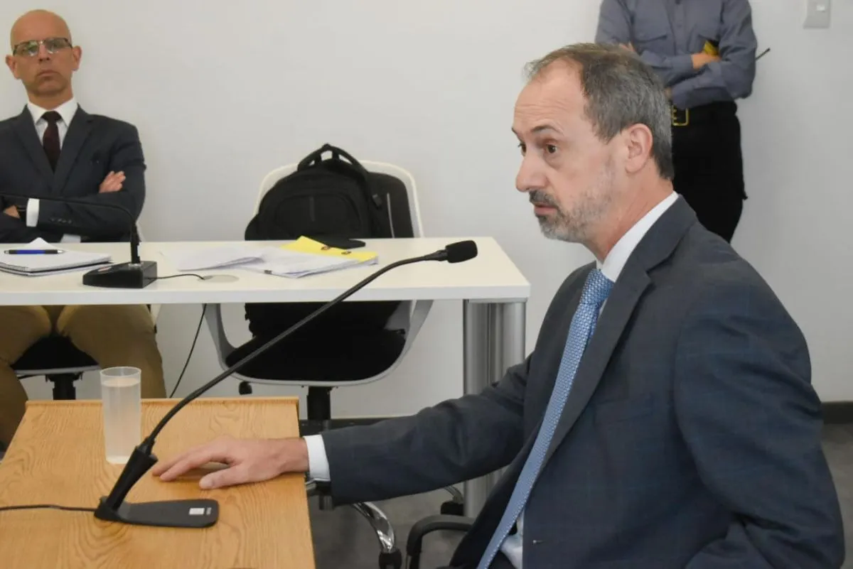 Le tiró un micrófono al juez: que dijo el magistrado en la segunda ...