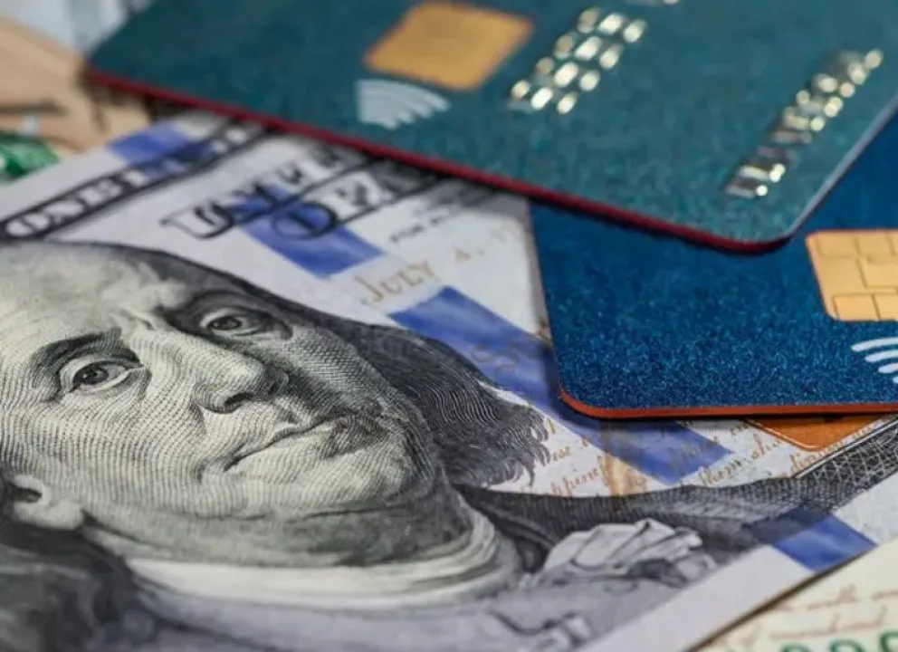 Gastos en dólares con tarjeta en el exterior: cómo reclamar la ...
